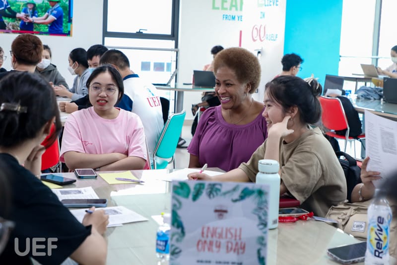 [English Only Day] Sinh viên luyện tập giao tiếp tiếng Anh cùng khách ...