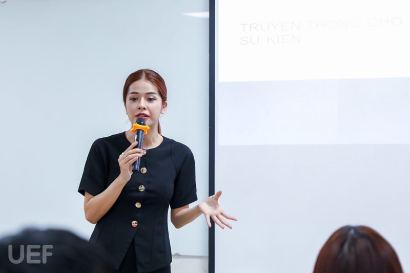 MC Thu Nga chia sẻ bí quyết làm nghề cho sinh viên trong khóa học về tổ chức sự kiện