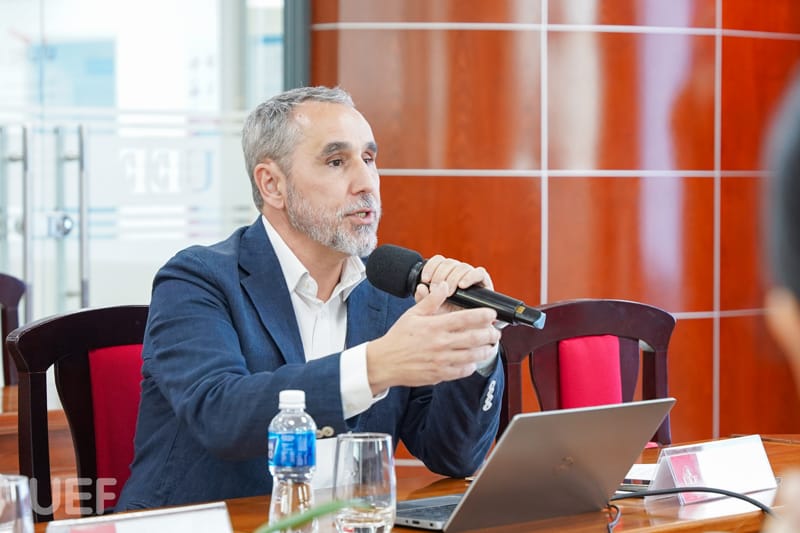 UEFers tiếp thu kiến thức về thời đại toàn cầu 4.0 từ diễn giả người Pháp
