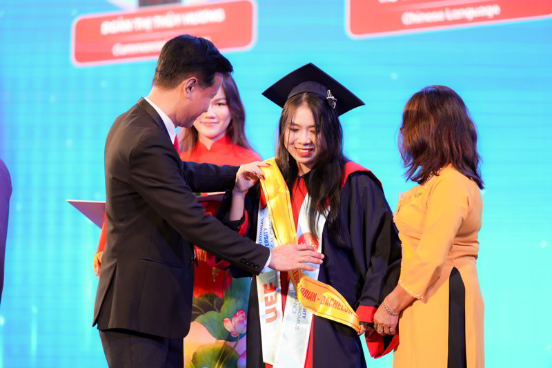 Graduation Ceremony 2024: Thủ khoa ngành Ngôn ngữ Nhật và chữ “duyên ...