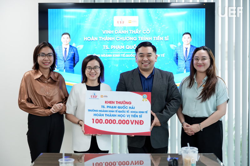 UEF khen thưởng, chúc mừng các thầy, cô hoàn thành chương trình Tiến sĩ