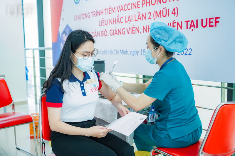 UEF tổ chức tiêm vaccine phòng ngừa Covid-19 mũi 4 cho CB-GV-NV