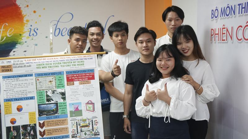 Sức sáng tạo, khả năng teamwork của sinh viên UEF qua phiên công bố ...